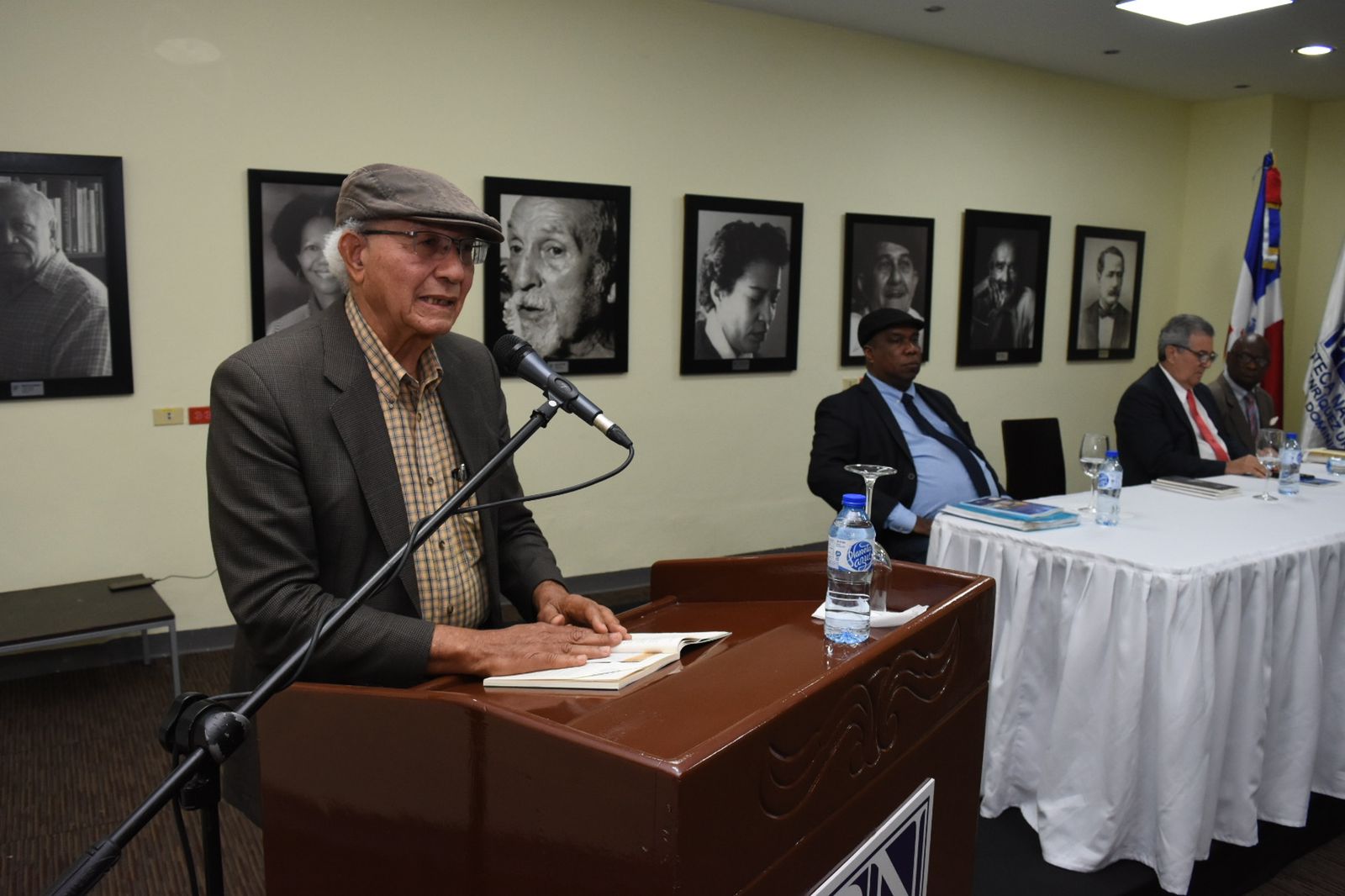 Manuel Matos Moquete pone en circulación su más reciente obra “Mi isla ...